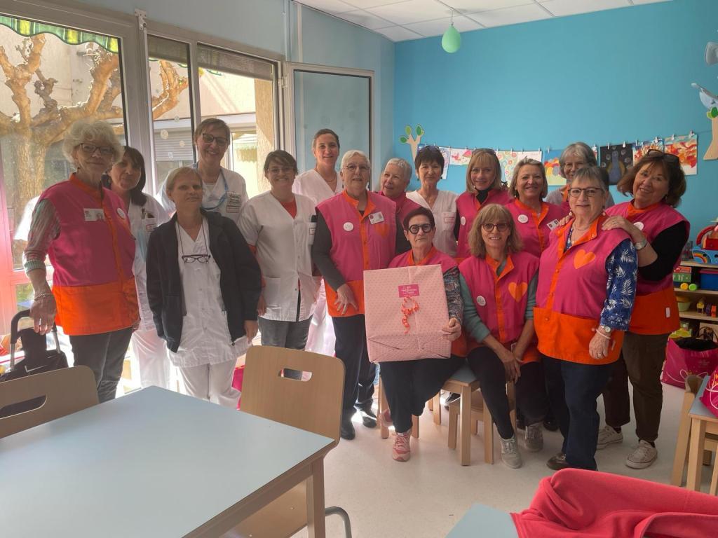 Des donateurs d'espoir : Les Blouses Roses offrent réconfort et ...